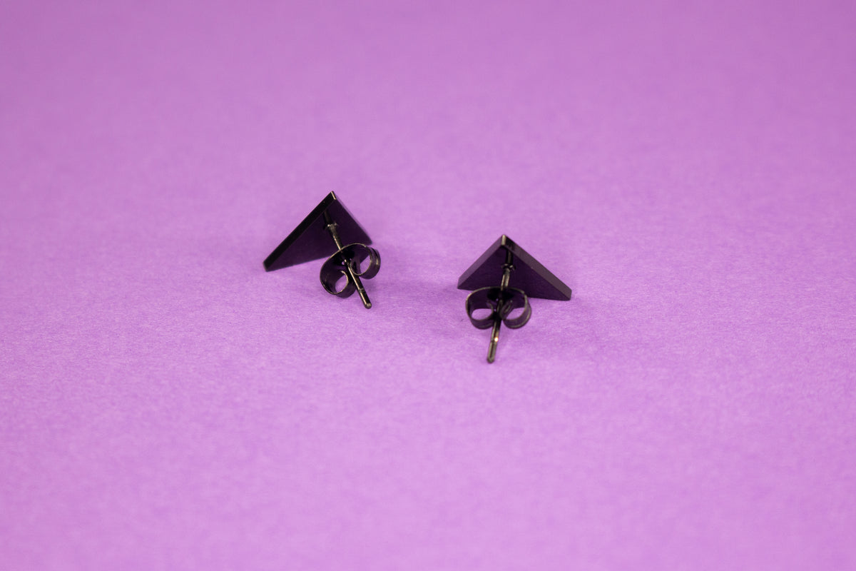 Black Triangle Studs – iconografi